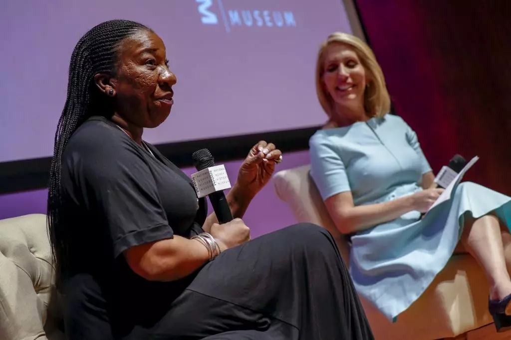 Inzu ndangamurage y’amateka y’umugore yubashye Tarana Burke na Dana Bash ku ya 22 Gicurasi 2018 i Washington, DC. (Ifoto ya Paul Morigi / Amashusho ya Getty yo mu Nzu Ndangamurage y’amateka y’Abagore)