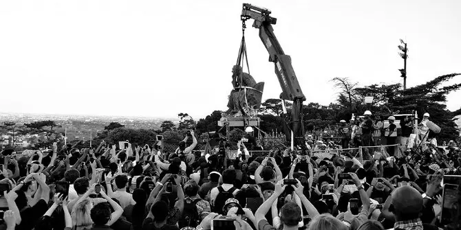 Gukuraho igishusho cya Cecil Rhodes n'umucapuzi Marion Walgate mu kigo cya kaminuza ya Cape Town, ku ya 9 Mata 2015. Ifoto ya Desmond Bowles.