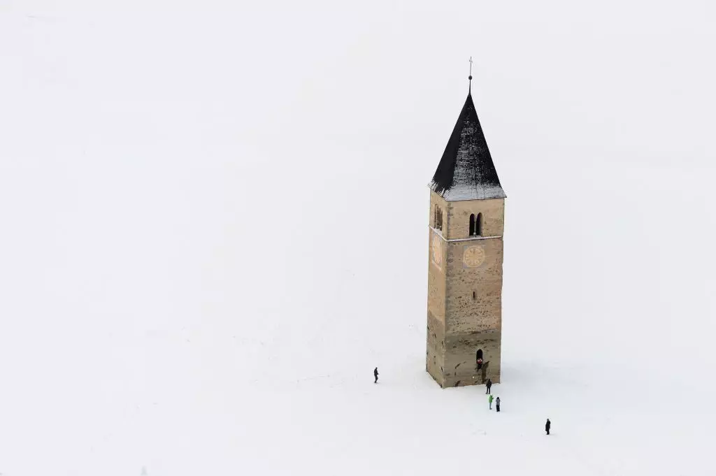 Zamrzlé jezero Resia a zvonice kostela svaté Kateřiny v severní Itálii prostřednictvím snímků Getty.