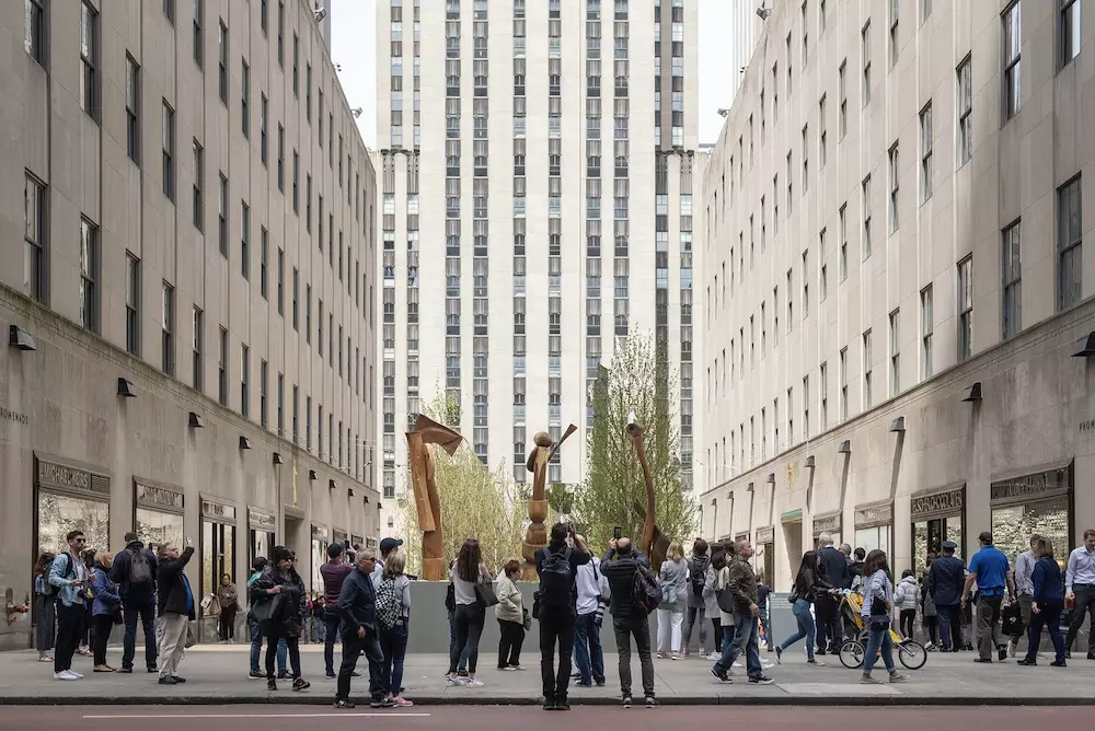 Thaddeus Mosley, Illusory Progression (2016), True to Myth (2019), dan Rhizogenic Rhythms (2005) Dipersembahkan oleh Karma untuk Patung Frieze di Rockefeller Center.