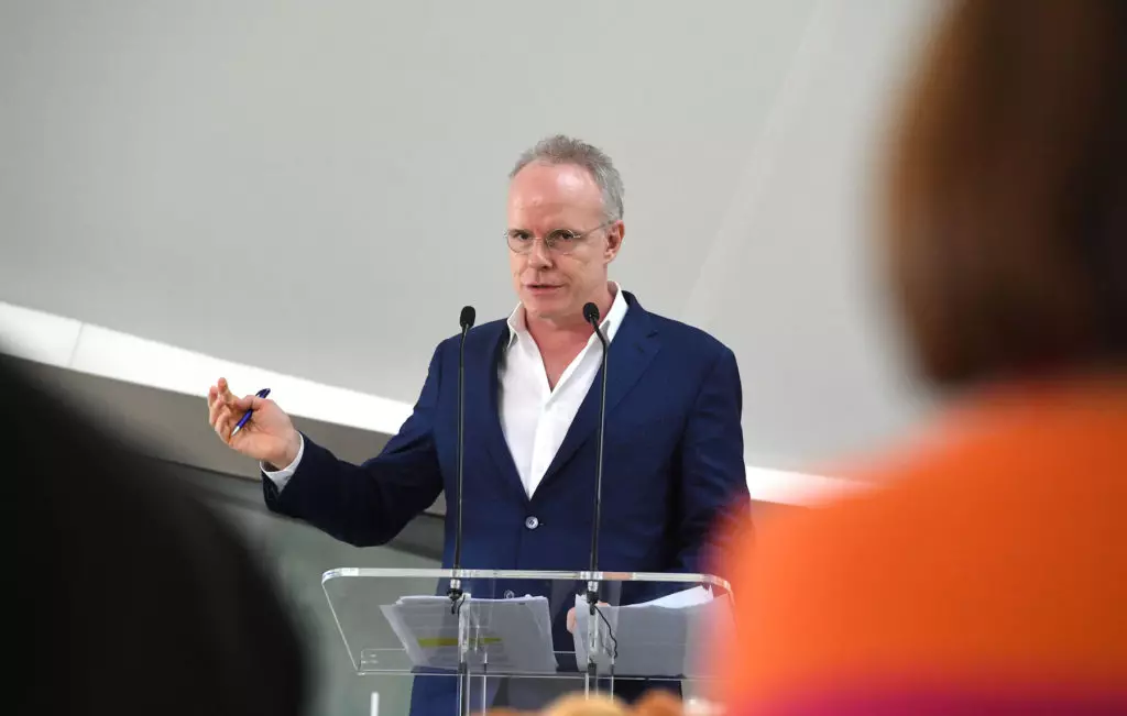 Hans Ulrich Obrist przemawia na konferencji prasowej Serpentine Galleries Autumn Exhibitions 28 września 2016 r. w Londynie w Anglii. Zdjęcie: Stuart C. Wilson/Getty Images dla Serpentine Galleries.