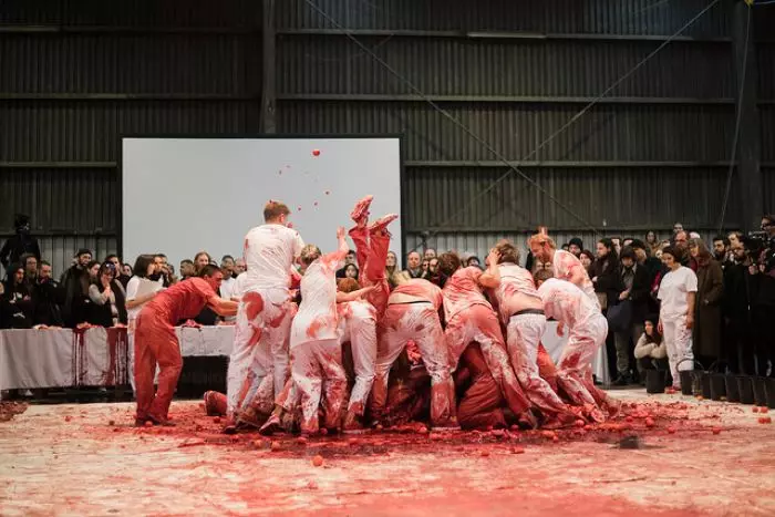 Herman Nitsch, 150.aksi di Dark MOFO 2017. Pelaku motong muka carcass bula jeung digulung sabudeureun dina entrails, ka dismay of aktivis hak sato. Poto kahadean tina Dark Mofo / Lusy Productions.