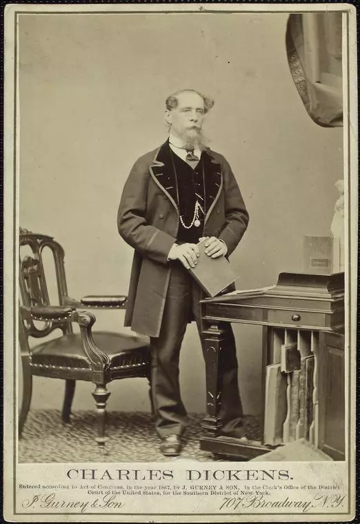 Charles Dickens, 1867, Cárta comh-aireachta Albumen le J. Gurney & Son. Henry W. agus Albert A. Berg Bailiúchán Litríocht an Bhéarla agus Mheiriceá.