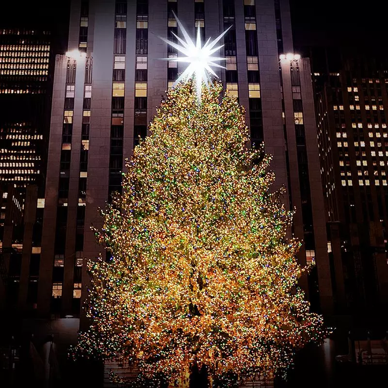 Umdwebi wamapulani uDaniel Libeskind uklame i-Swarovski Star entsha yeSihlahla sikaKhisimusi sase-Rockefeller Center sika-2018. Isithombe sihlonishwa yi-Rockefeller Center.