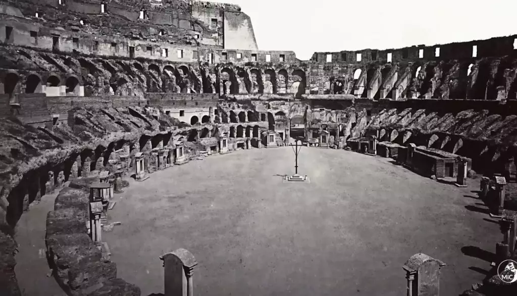 Colosseum dị na Rome tupu e gwupụta ihe nke hypogeum (ọnụ ụlọ ndị dị n'okpuru ebe a na-agba egwuregwu), n'ihe dị ka 1870. Foto sitere n'ikike nke Ministry of Culture Italian.