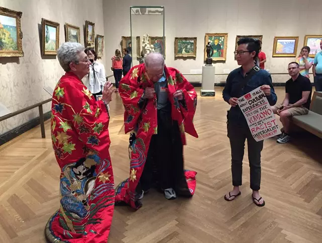 Ein Demonstrant im Museum of Fine Arts Boston.Photo via Amber Ying, Twitter.