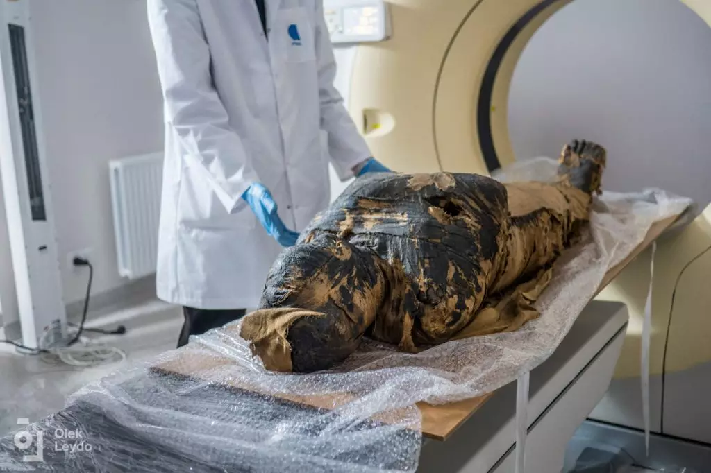 De earste swiere Egyptyske mummy fan 'e wrâld, lykas ûntdutsen troch argeologen tidens CT-scans en röntgenfoto's. Foto troch Olek Leydo, mei dank oan it Warsjau Mummy Project.