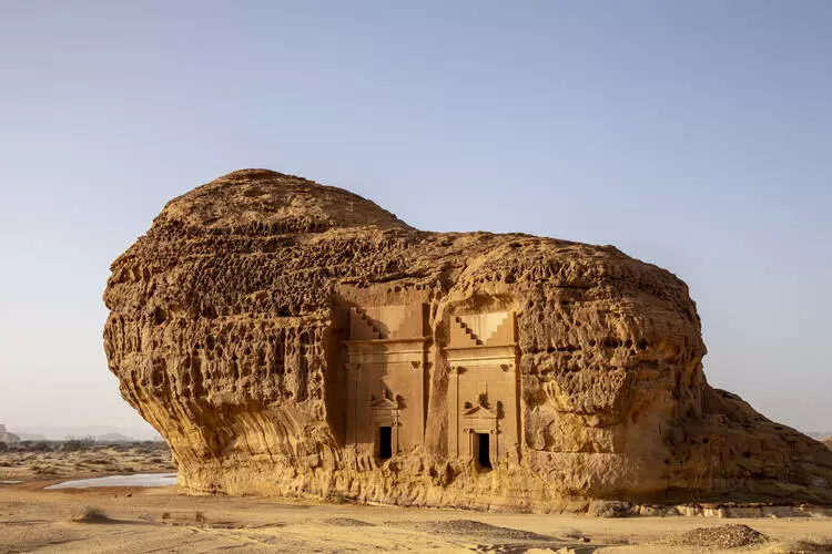 Argeologiese terrein van Al-Hijr (Mada'in Saleh), of Hegra, wat in 2008 Saoedi-Arabië se eerste UNESCO-wêrelderfenisgebied geword het. Die 2 000 jaar oue stad is deel van die land se planne om AlUlah in 'n internasionale bestemming vir kunstoerisme te omskep. Foto ©Koninklike Kommissie vir AlUla.