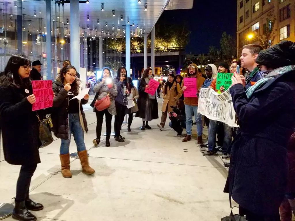 Protesteren tegen Laura Owens bij de Whitney. Foto met dank aan Decolonize This Place, via Instagram.