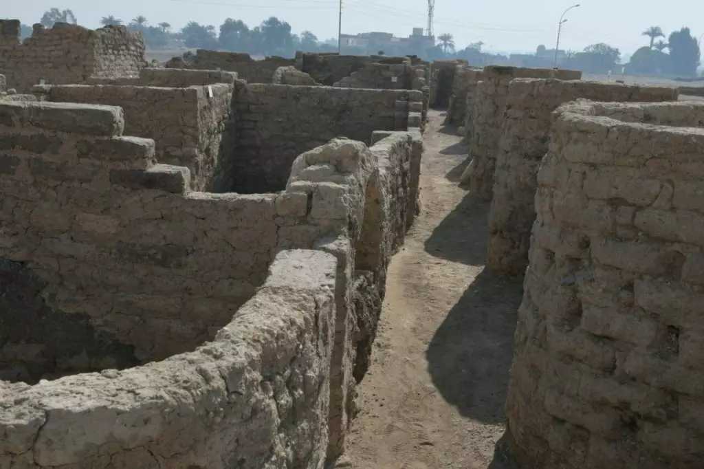 De ferlerne stêd ûntdutsen troch argeologen by Luxor yn Egypte. Foto troch Zahi Hawass, mei dank oan it Sintrum foar Egyptology.