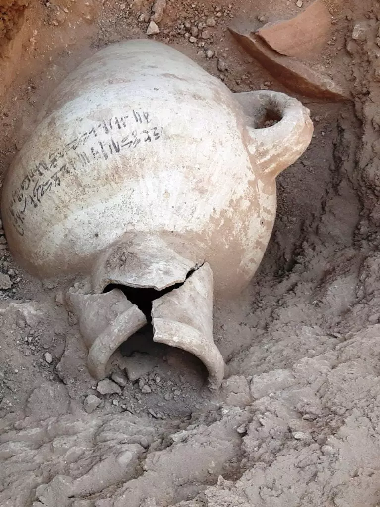 Isang ceramic pit na nahukay sa nawawalang lungsod na natuklasan ng mga arkeologo malapit sa Luxor sa Egypt. Larawan ni Zahi Hawass, sa kagandahang-loob ng Center for Egyptology.