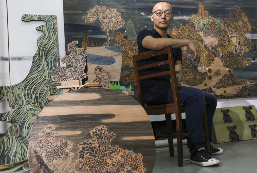 Farshaxanistaha Lam Tung-pang, kaasoo lagu wado inuu bandhig ku yeesho Blindspot Gallery inta lagu guda jiro Art Basel Hong Kong. (Sawirka ay leedahay May Tse/South China Morning Post iyada oo la sii marayo Getty Images)