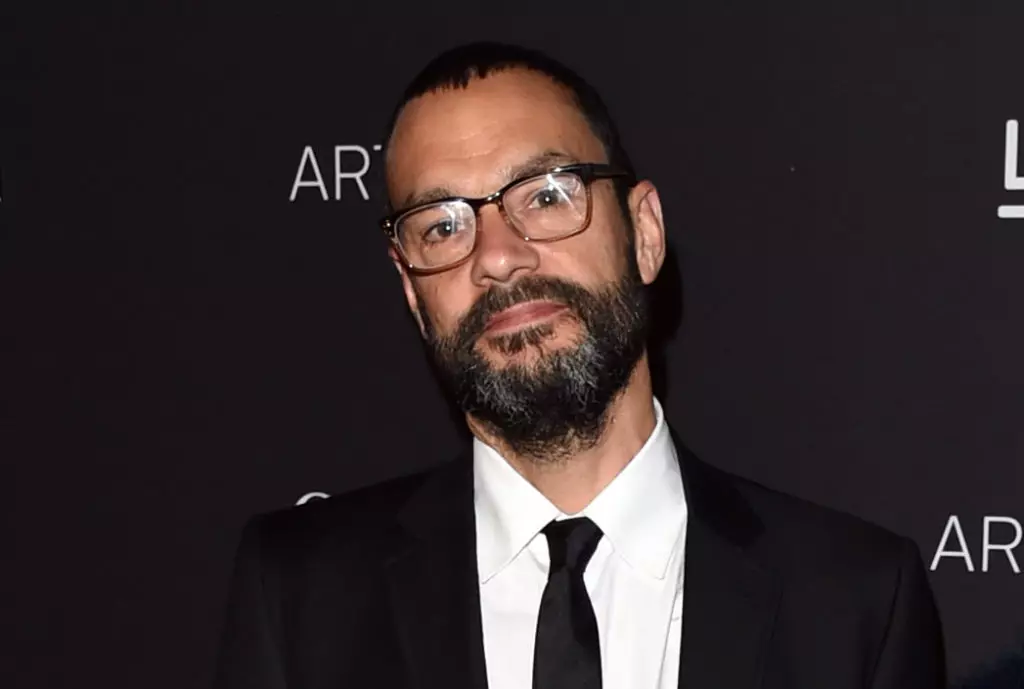 De Kënschtler Sam Durant um LACMA's 2015 Art+Film Gala. (Foto vum Jason Merritt / Getty Images fir LACMA)