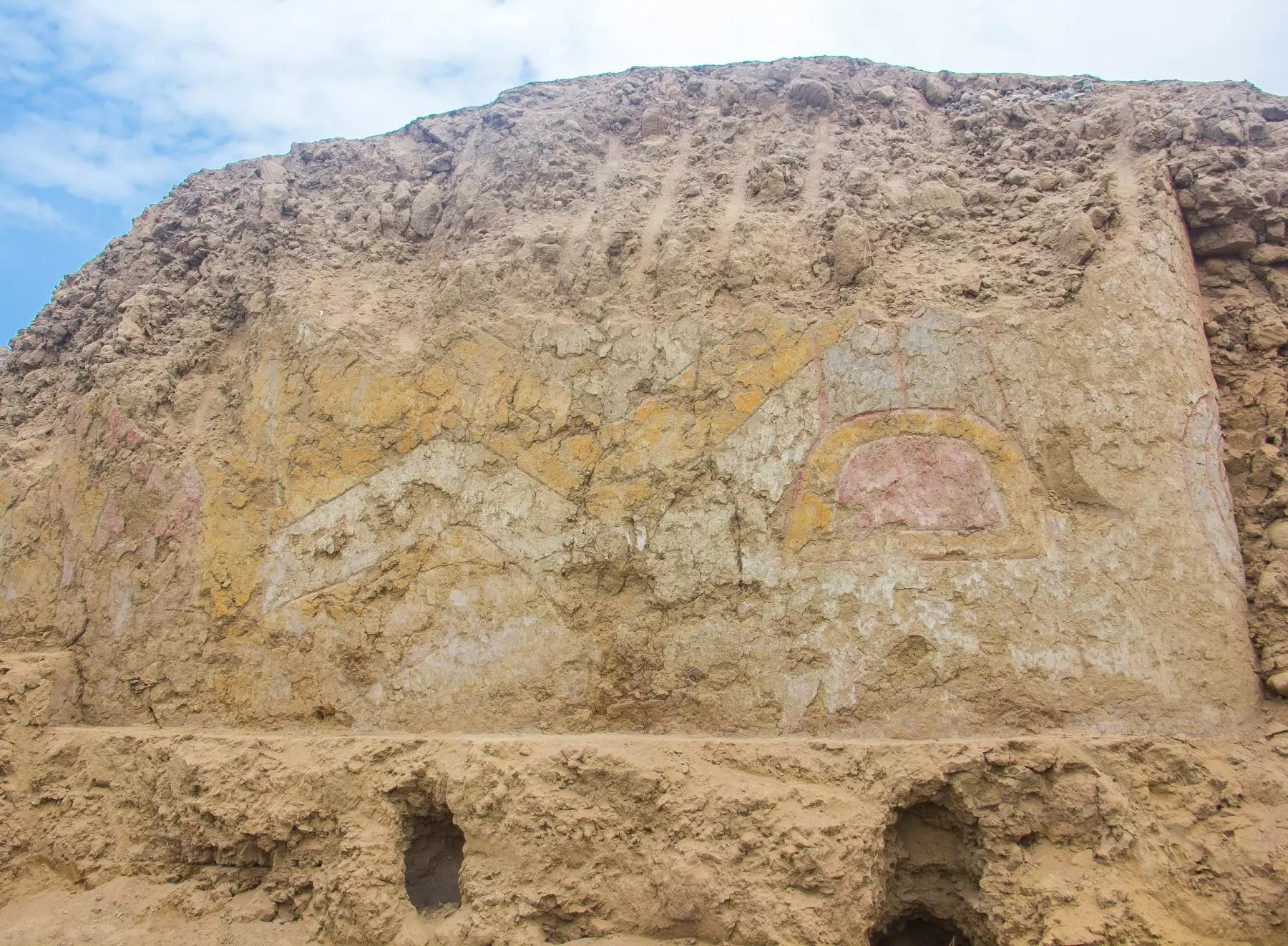 Gli archeologi hanno scoperto un murale di 3.200 anni di un dio ragno armato di coltello in Perù