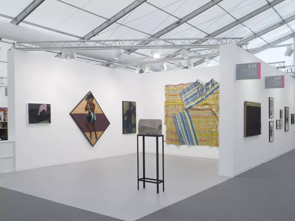 Vue vun Jack Shainman Stand op Frieze London 2017. Ugedriwwe der Galerie.