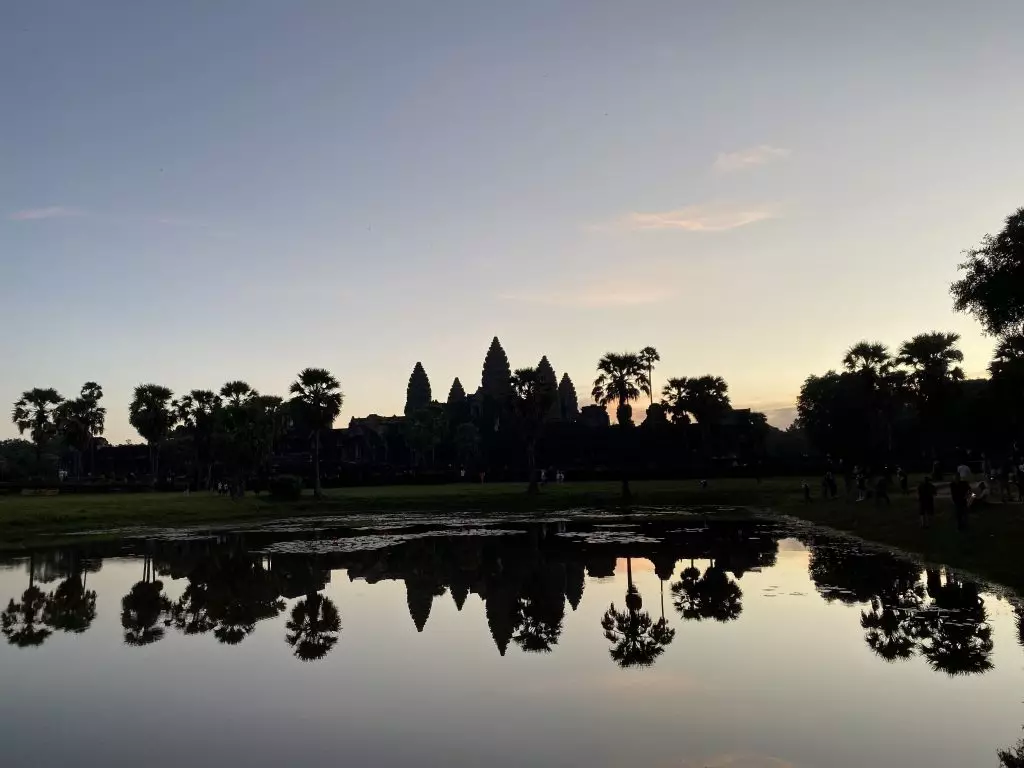 Į UNESCO pasaulio paveldo sąrašą įtrauktas Angkor Vatas saulėtekio metu. Nuotrauka Sarah Cascone.