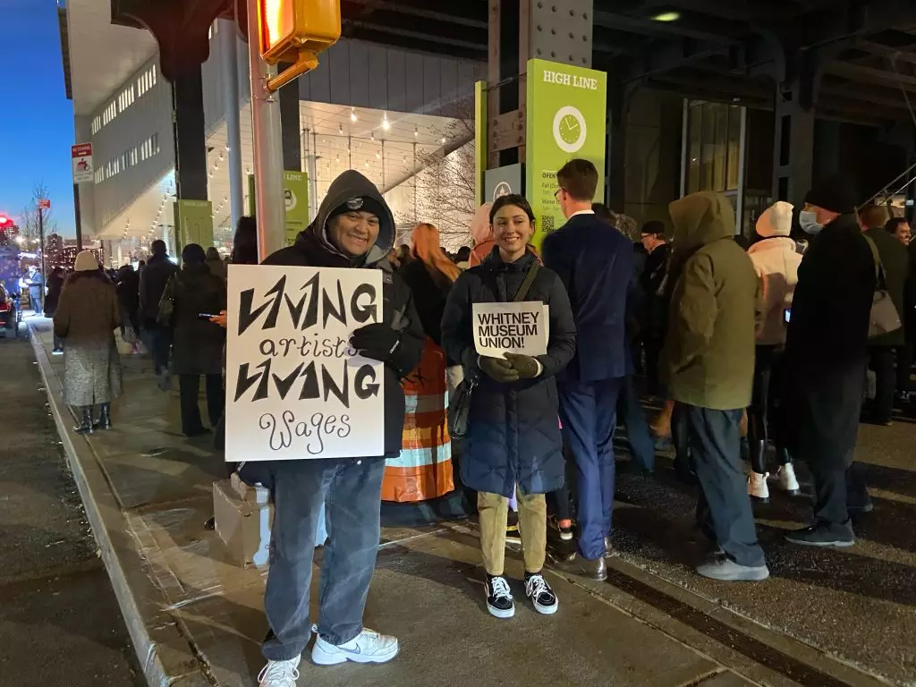 Pendukung serikat pekerja berani menghadapi dinginnya udara di luar Museum Whitney pada malam pembukaan dua tahunan itu. Foto oleh Annie Armstrong.