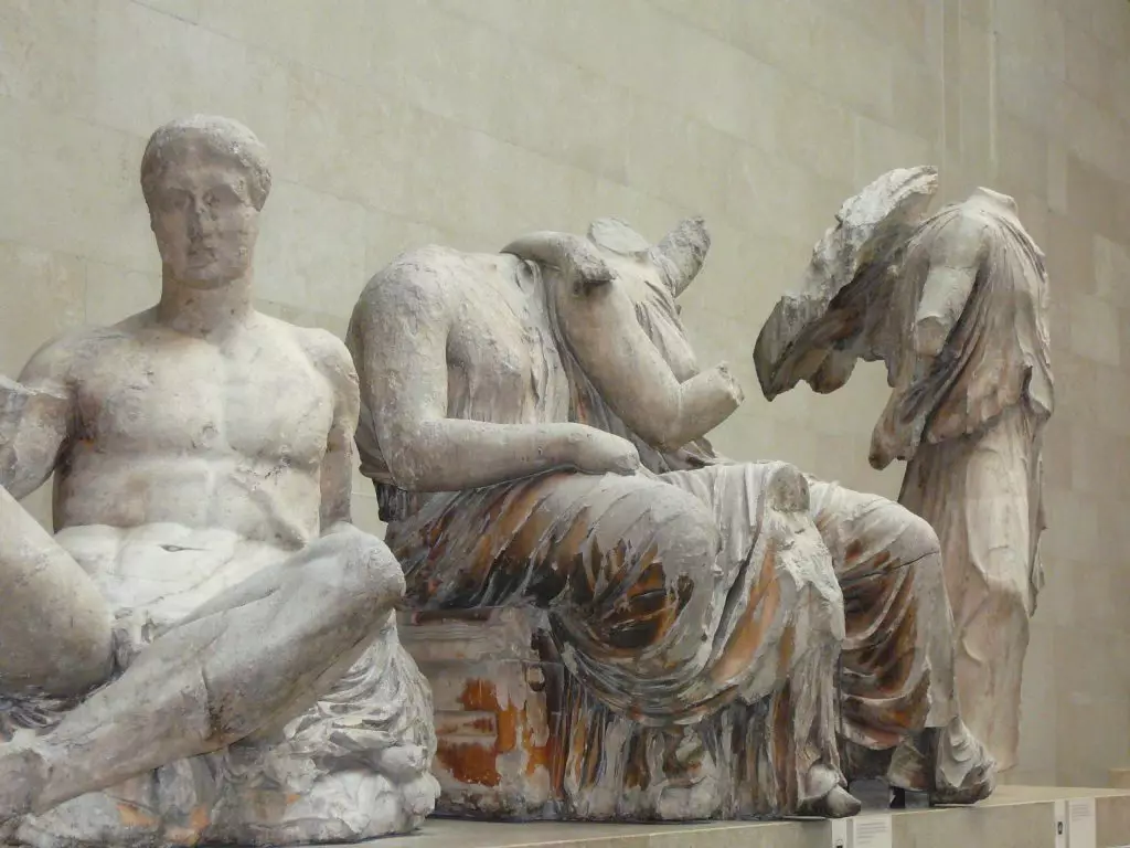 Statuary los ntawm sab hnub tuaj pediment ntawm Parthenon tso rau ntawm British Tsev khaws puav pheej hauv London. Yees duab los ntawm Ejectgoose, pej xeem sau.