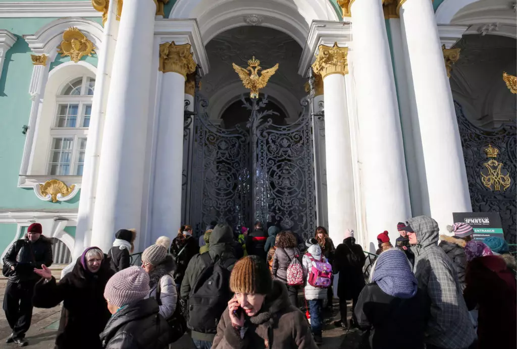 Полиция эвакуировала знаменитый Эрмитаж в Санкт-Петербурге из-за угрозы взрыва 12400_1