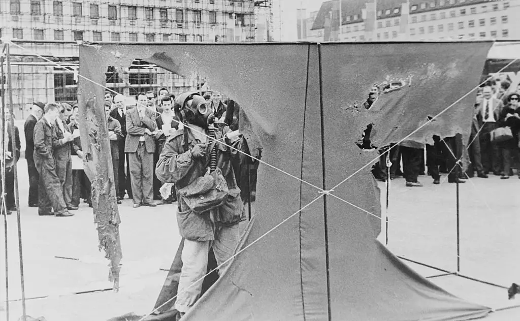 Gustav Metzger yn arddangos ei 'Gelf Auto-Destructive' yn y South Bank, Llundain ar 3 Gorffennaf, 1961. Llun gan Keystone/Hulton Archive/Getty Images.