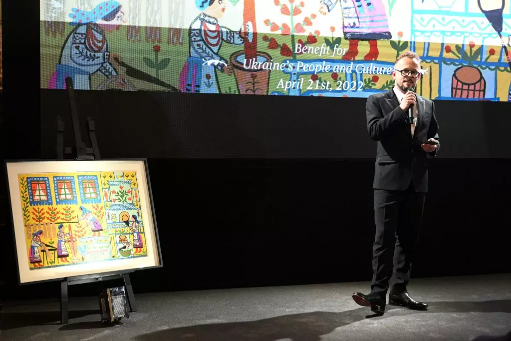 Mikolaj Sekutowicz talar på scenen under välgörenhetsgalan för Ukrainas människor och kultur på Scuola Grande Di San Rocco den 21 april 2022 i Venedig, Italien. (Foto av Daniele Venturelli/Getty Images)