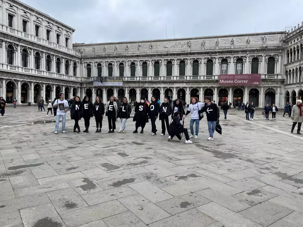 Adolescentes venecianos promocionando el espectáculo de Louise Nevelson. Foto: