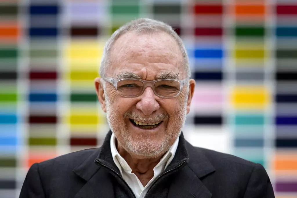 Den däitsche Kënschtler Gerhard Richter laacht de 17. Mee 2014 zu Riehen bei Basel virun engem vu senge Konschtwierker an der Fondation Beyeler. Foto: Fabrice Coffrini/AFP/Getty Images.