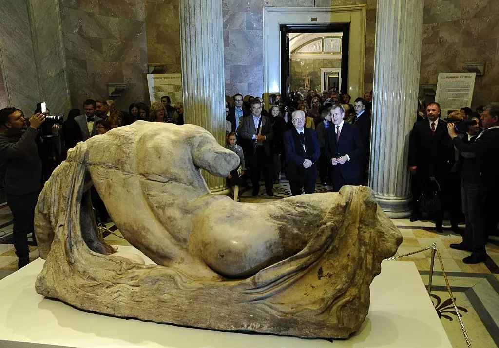 Neil MacGregor, directeur van het British Museum en Mikhail Piotrovsky, directeur van het Hermitage Museum, staan afgelopen vrijdag bij het geleende Ilissos-marmer in het Staatsmuseum de Hermitage in Sint-Petersburg. Fotocredit OLGA MALTSEVA/AFP/Getty Images.