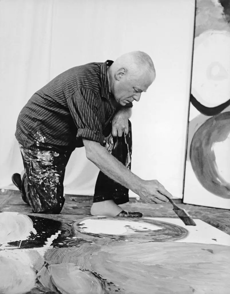 Ernst Wilhelm Nay 工作中，1964 年。© Barbara Deller-Leppert/照片档案 Ernst Wilhelm Nay 基金会。