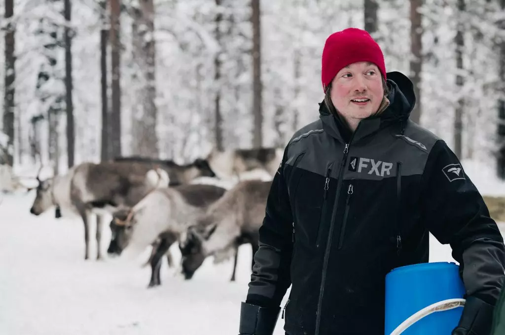 Umelec Sámskeho pavilónu Anders Sunna vo svojej domovine na švédskej časti Sápmi. Fotografia Michael Miller/OCA.