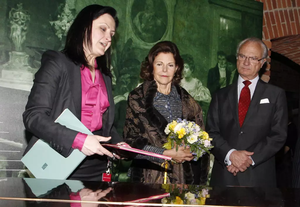 Alicja Knast, kreisajā pusē, kad viņa bija Šopēna muzeja kuratore Varšavā. Foto: Pīters Endrjūss/AFP, izmantojot Getty Images.