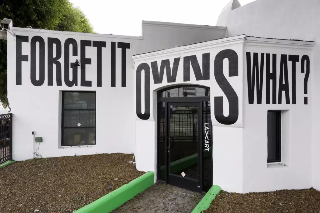 Wat is die rol van 'n alternatiewe kunsruimte? LAXART heropen in LA met 'n hernude missie en 'n kopdraaiende Barbara Kruger-muurskildery 12888_1