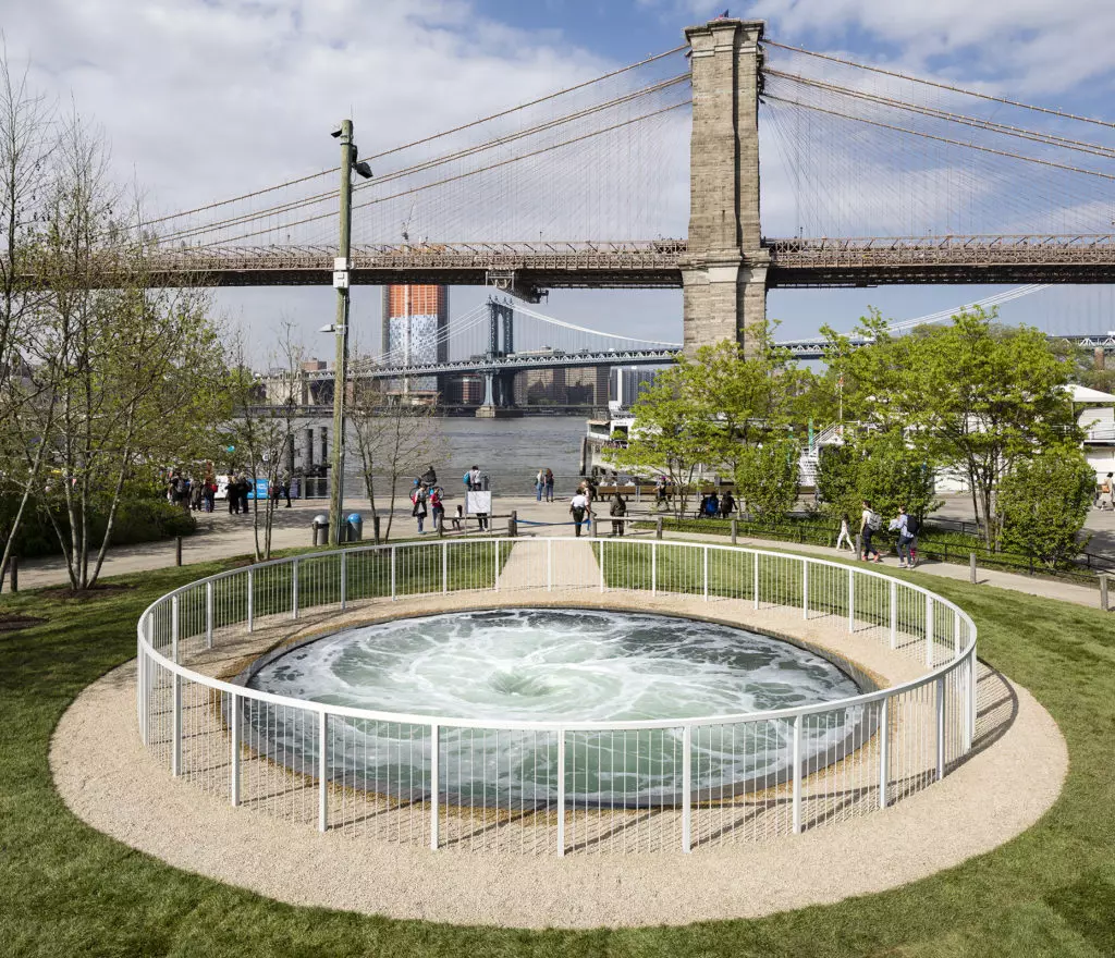 Anish Kapoor, Descension (2014) i Brooklyn Bridge Park. Udlånt af Public Art Fund/Anish Kapoor/fotograf James Ewing.