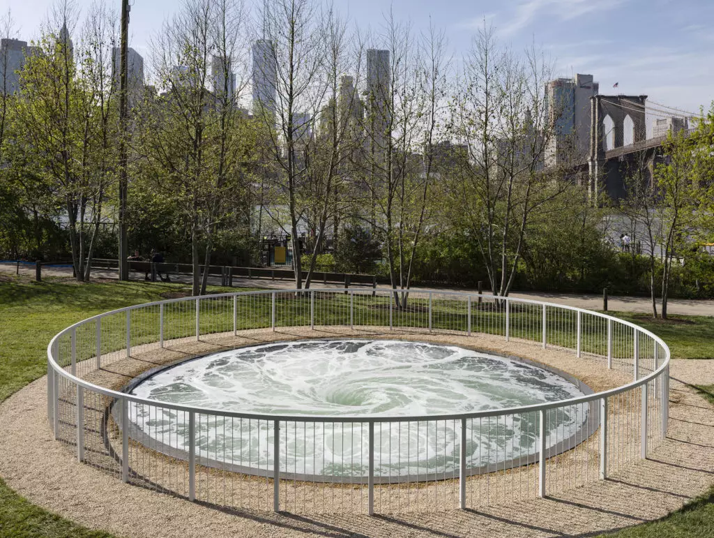 Anish Kapoor, Descension (2014) i Brooklyn Bridge Park. Fa'aaloaloga a le Public Art Fund/Anish Kapoor/tagata pueata James Ewing.