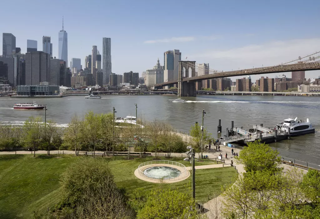 Anish Kapoor, Descension (2014) i Brooklyn Bridge Park. Udlånt af Public Art Fund/Anish Kapoor/fotograf James Ewing.