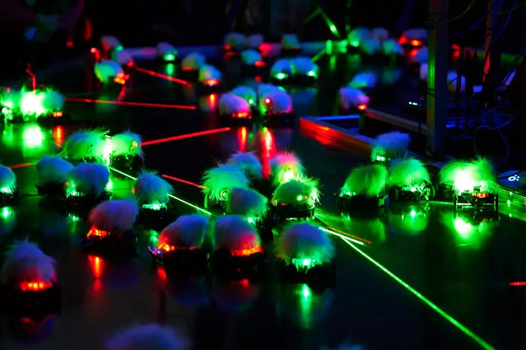 Torej Kanno, instalacija Lasermice Dyad (2021). Umetniški laboratorij Berlin.