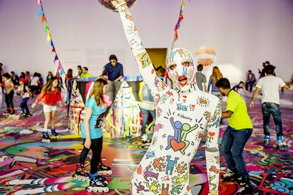 jassumu l-installazzjoni tar-roller disco ta' vivaċi astro focus f'Faena Art Center. Ritratt: Carolina Bonfanti.