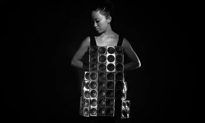 Pauchi Sasaki, o vestido de altofalante, escultura sonora vestible. Foto: Juan Pablo Aragón.