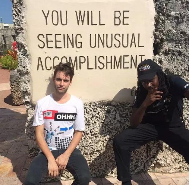 Ryan McNamara e Devonté Hynes no Coral Castle de Miami, en preparación para a súa actuación o 3 de decembro no Pérez Art Museum Miami. Foto: Imogene Strauss, cortesía de PAMM.