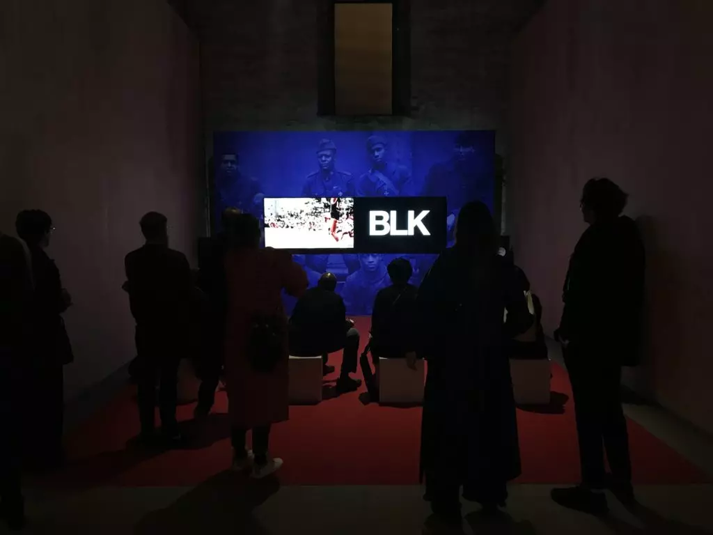 BLKNWS Kahlil Joseph (2019–sedang berlangsung) di Venice Biennale karya Ralph Rugoff. Foto oleh Andrew Goldstein.