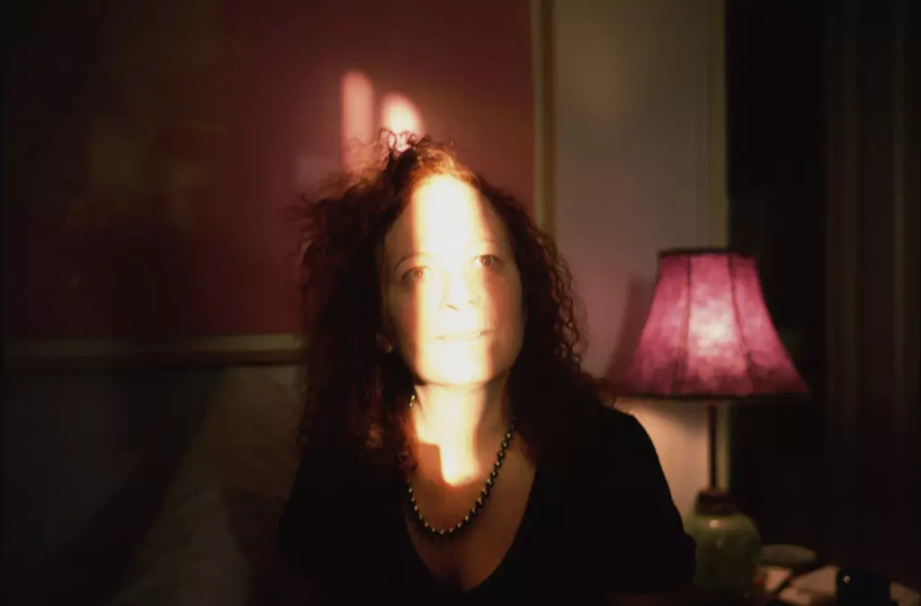 Nan Goldin, Di Kamar Saya, Paris (n.d.). Foto milik Nan Goldin/Artforum, 2017.