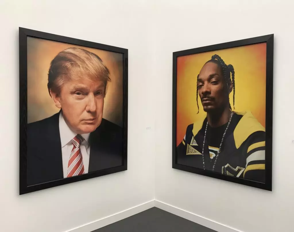 Portretet e Andres Serranos të Donald Trump dhe Snoop Dogg në stendën e Galerie Nathalie Obadia në Frieze New York. Me mirësjellje të Andrew Goldstein.