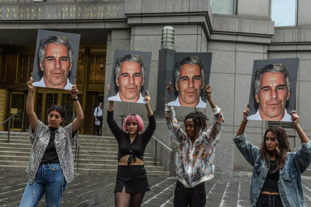 Protestatarii în fața tribunalului unde Jeffrey Epstein a fost acuzat de trafic sexual și conspirație pentru traficul de minori în New York City. (Fotografia de Stephanie Keith/Getty Images)