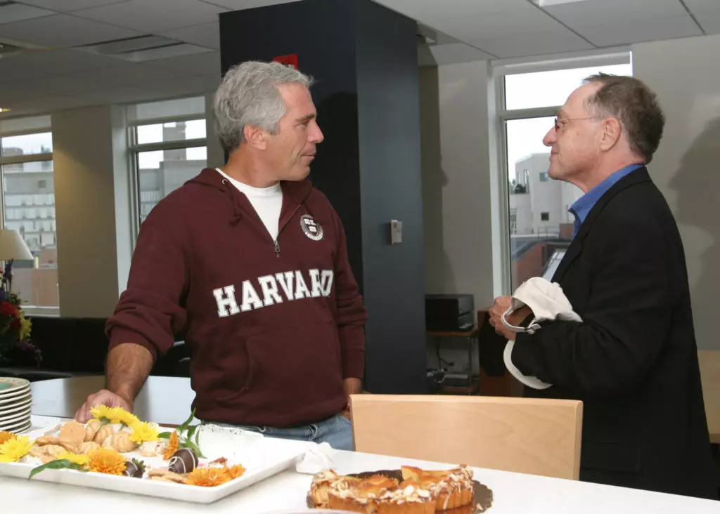 Jeff Epstein cu profesorul Alan Dershowitz, unul dintre cei mai cunoscuți experți juridici din America. (Fotografie de Rick Friedman/Corbis prin Getty Images)