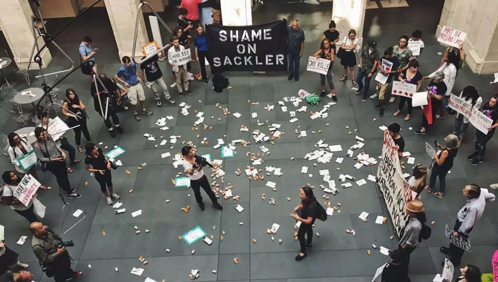 Sackler PAIN protestant contre le musée Arthur M. Sackler à Harvard l'année dernière. (Le musée porte le nom d'un membre de la famille Sackler qui n'a pas bénéficié de la vente d'oxycontin. Photo publiée avec l'aimable autorisation de Sackler PAIN.