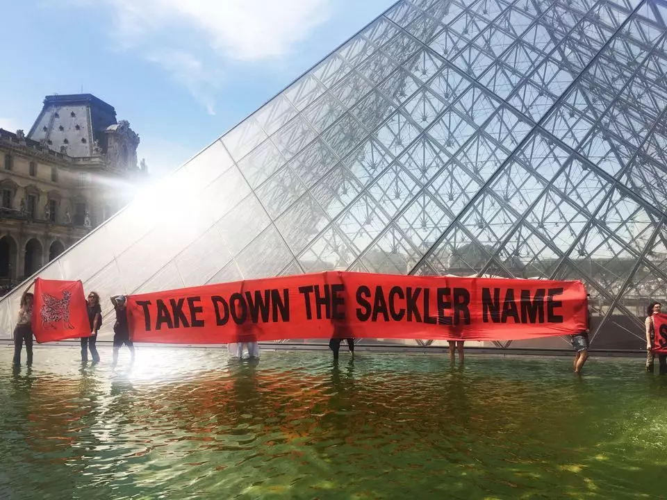 Минулого року Sackler PAIN протестував проти Музею Артура М. Саклера в Гарварді. (Музей названо на честь члена сім’ї Саклерів, який не отримав вигоди від продажу оксиконтину. Фото надано Sackler PAIN.