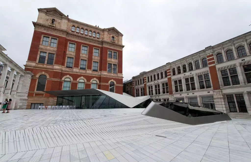 Sackler Courtyard, Victoria and Albert museoko gehigarri berria Londresen 2017ko ekainaren 28an aurkeztu zuten jendaurrean. Argazkia: Justin Tallis/AFP/Getty Images.