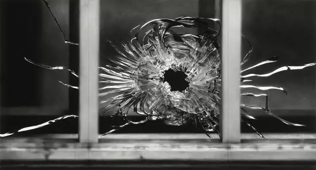 Robert Longo, Untitled (Bullet Hole in Window, 7 janvier 2015), 2015-2016.Photo : courtesy Thaddaeus Ropac.