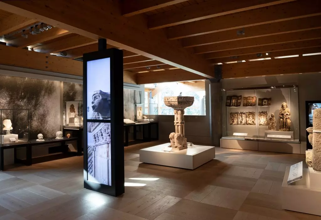 View of Upper Gallery Stonemasons. Courtesy of the Burrell Collection.