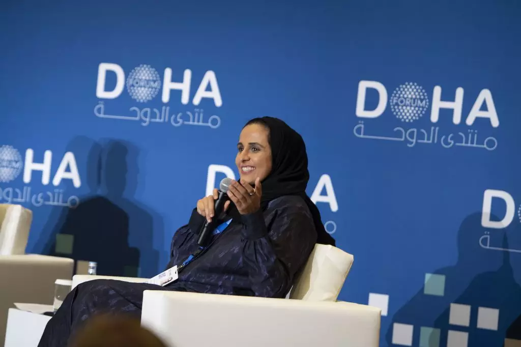 Sheikha Al Mayassa bint Hamad bin Khalifa Al Thani, taitaifono o Qatar Museums lauga i le 2022 Doha Forum i Qatar, ia Mati 27. Ata fa'aaloaloga a Qatar Museums.